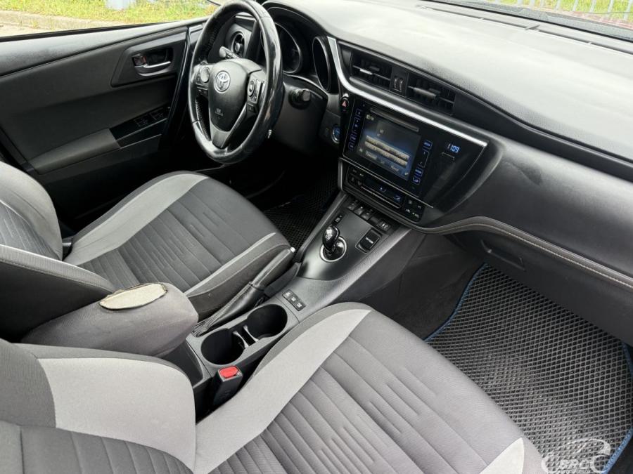Toyota Auris 2018 in Klaipeda, with an engine capacity of 1.80 L and mileage of 241 thousand km for 8900 €, photo 5 on AUTOMOTO.COM.LV