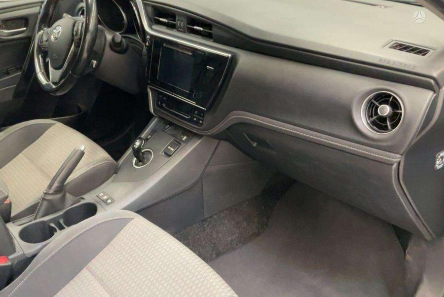 Toyota Auris 2018 in Vilnius, with an engine capacity of 1.80 L and mileage of 200 thousand km for 12999 €, photo 3 on AUTOMOTO.COM.LV