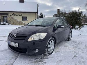 Violet Toyota Auris 2010 in Siauliai, with an engine capacity of 1.36 L and mileage of 322 thousand km for 2450 €, photo  on AUTOMOTO.COM.LV