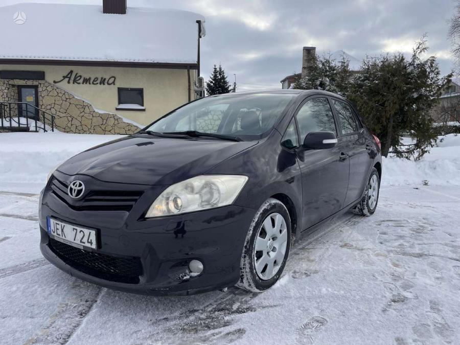 Violet Toyota Auris 2010 in Siauliai, with an engine capacity of 1.36 L and mileage of 322 thousand km for 2450 €, photo 1 on AUTOMOTO.COM.LV