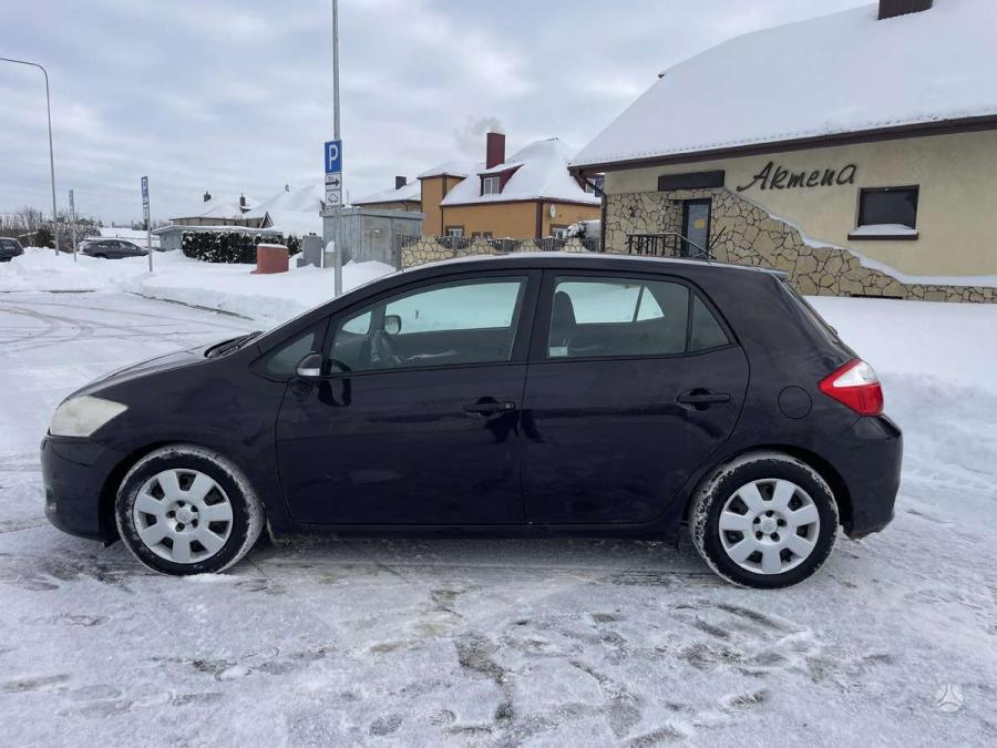Violet Toyota Auris 2010 in Siauliai, with an engine capacity of 1.36 L and mileage of 322 thousand km for 2450 €, photo 2 on AUTOMOTO.COM.LV