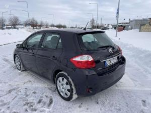 Violet Toyota Auris 2010 in Siauliai, with an engine capacity of 1.36 L and mileage of 322 thousand km for 2450 €, photo 3 on AUTOMOTO.COM.LV