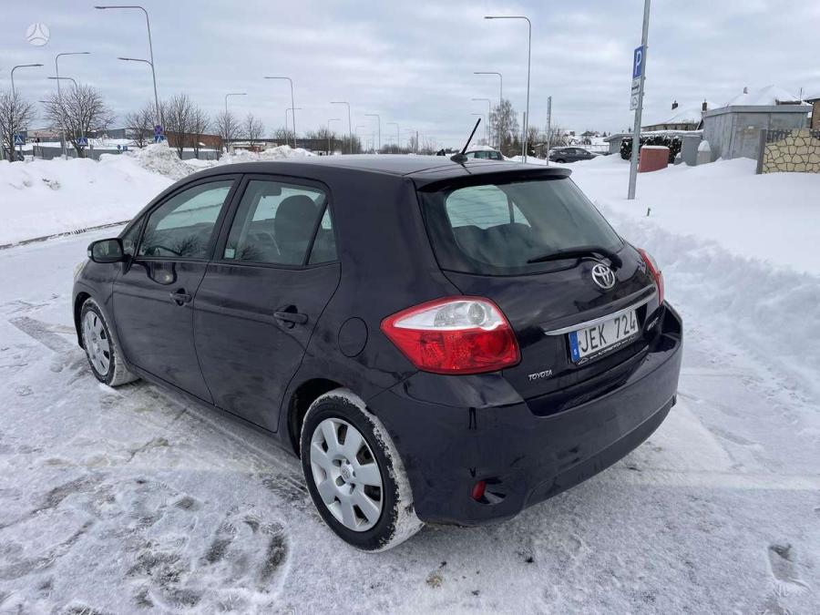 Violet Toyota Auris 2010 in Siauliai, with an engine capacity of 1.36 L and mileage of 322 thousand km for 2450 €, photo 3 on AUTOMOTO.COM.LV