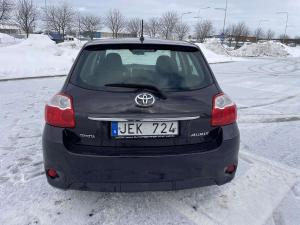 Violet Toyota Auris 2010 in Siauliai, with an engine capacity of 1.36 L and mileage of 322 thousand km for 2450 €, photo 4 on AUTOMOTO.COM.LV