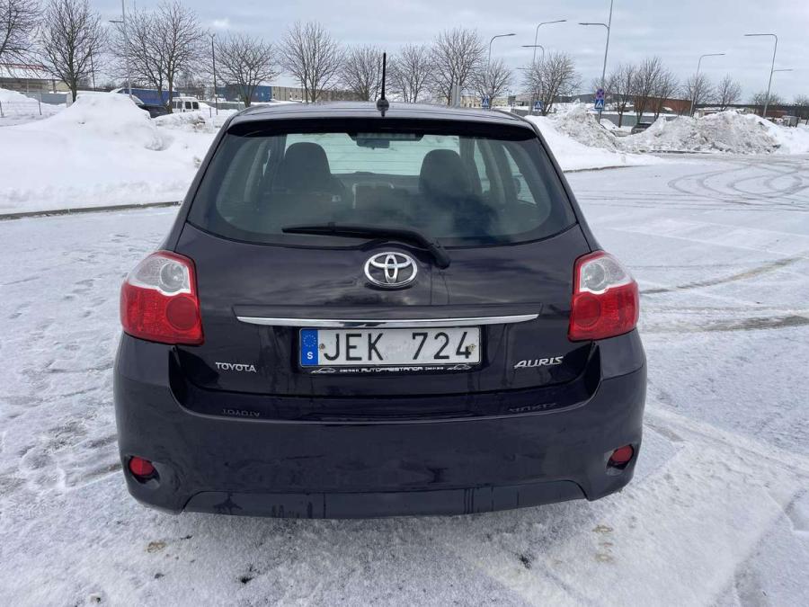 Violet Toyota Auris 2010 in Siauliai, with an engine capacity of 1.36 L and mileage of 322 thousand km for 2450 €, photo 4 on AUTOMOTO.COM.LV