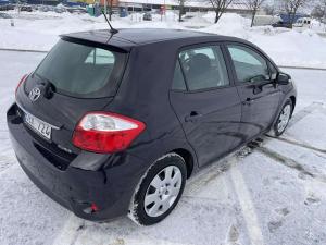 Violet Toyota Auris 2010 in Siauliai, with an engine capacity of 1.36 L and mileage of 322 thousand km for 2450 €, photo 5 on AUTOMOTO.COM.LV