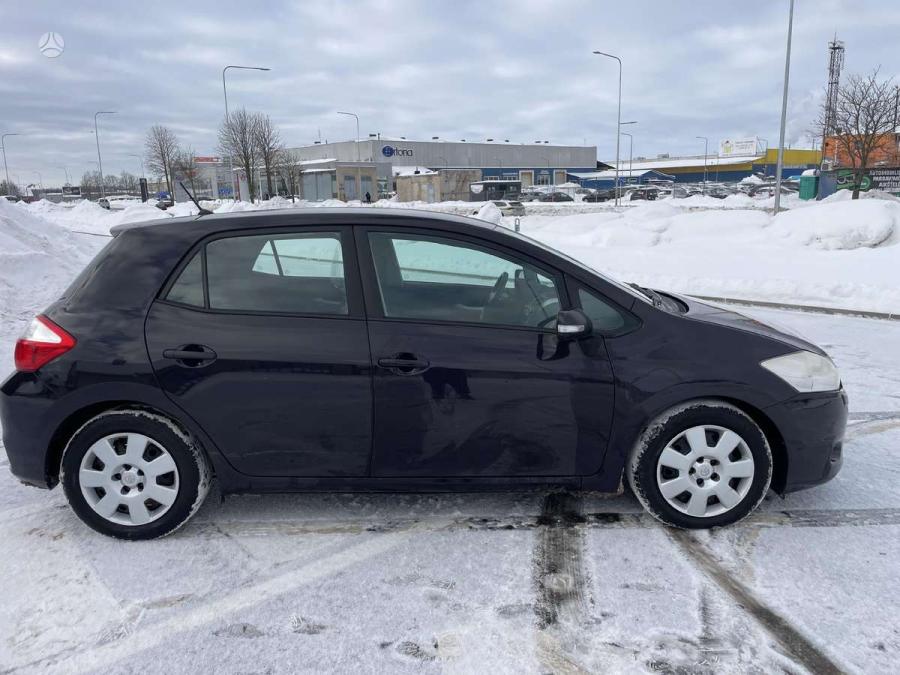 Violet Toyota Auris 2010 in Siauliai, with an engine capacity of 1.36 L and mileage of 322 thousand km for 2450 €, photo 6 on AUTOMOTO.COM.LV