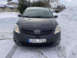 Violet Toyota Auris 2010 in Siauliai, with an engine capacity of 1.36 L and mileage of 322 thousand km for 2450 €, photo 8 on AUTOMOTO.COM.LV