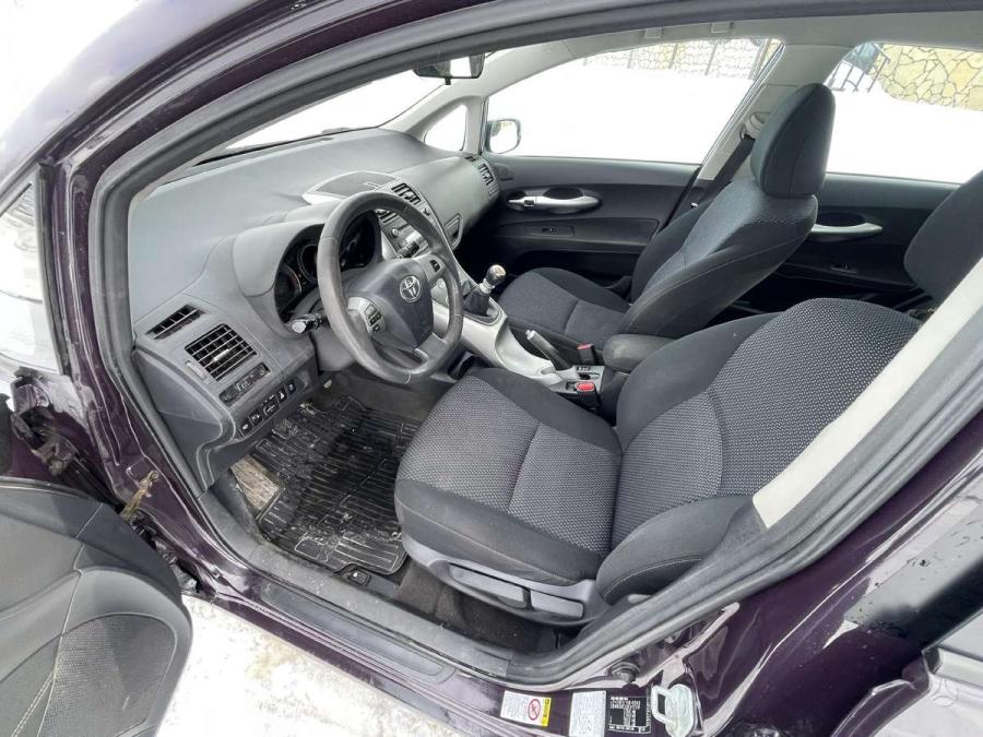 Violet Toyota Auris 2010 in Siauliai, with an engine capacity of 1.36 L and mileage of 322 thousand km for 2450 €, photo 13 on AUTOMOTO.COM.LV