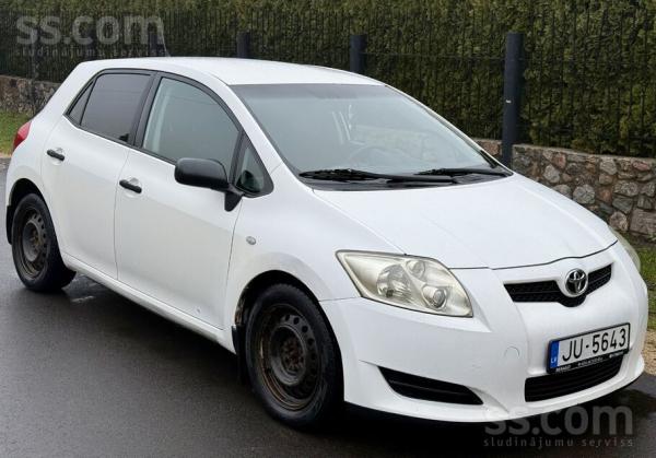 White Toyota Auris 2007 in Riga, with an engine capacity of 1.40 L and mileage of 431 thousand km for 1290 €, photo 2 on AUTOMOTO.COM.LV