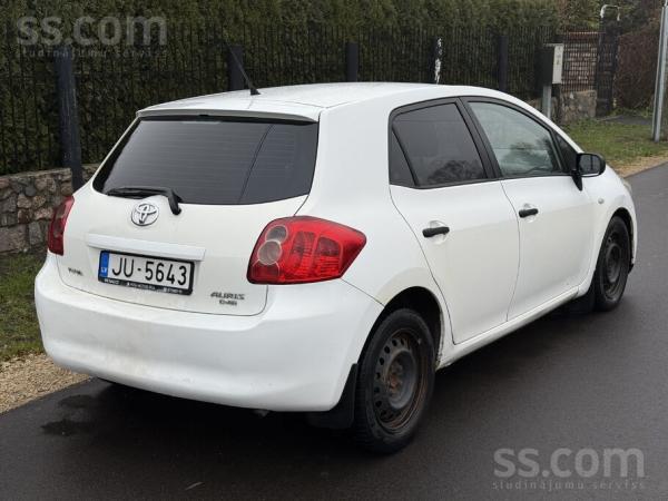 White Toyota Auris 2007 in Riga, with an engine capacity of 1.40 L and mileage of 431 thousand km for 1290 €, photo 3 on AUTOMOTO.COM.LV