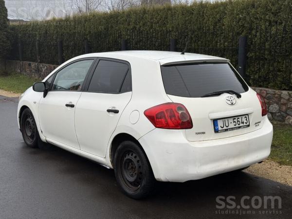 White Toyota Auris 2007 in Riga, with an engine capacity of 1.40 L and mileage of 431 thousand km for 1290 €, photo 4 on AUTOMOTO.COM.LV