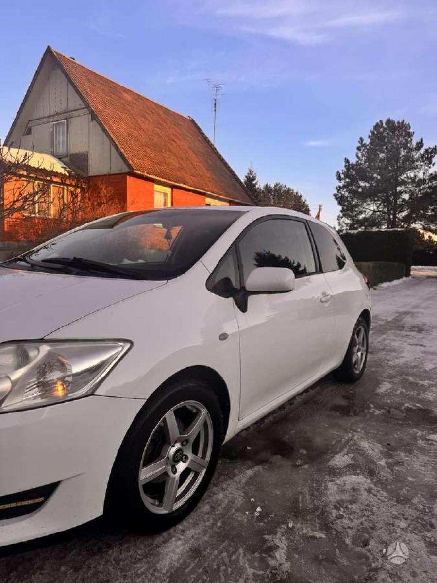 Balts Toyota Auris 2007 Šilutė, ar dzinēja tilpumu 1.40 L un nobraukumu 289 tūkst. km par 1800 €, foto 3 vietnē AUTOMOTO.COM.LV