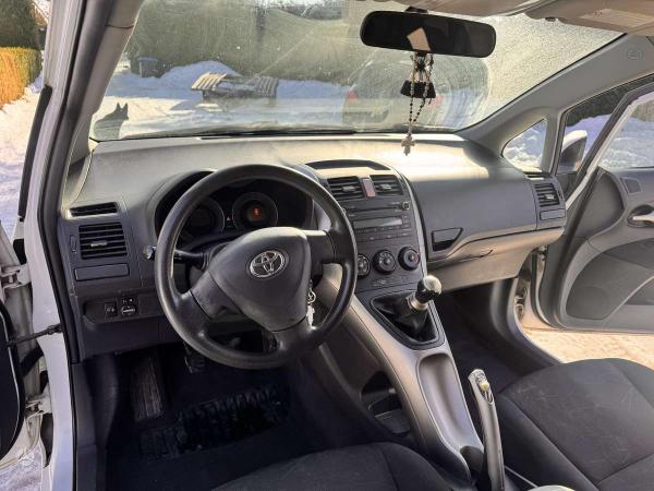 White Toyota Auris 2007 in Silute, with an engine capacity of 1.40 L and mileage of 289 thousand km for 1800 €, photo 6 on AUTOMOTO.COM.LV