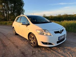 Balts Toyota Auris 2007 Viļņa, ar dzinēja tilpumu 2.00 L un nobraukumu 253 tūkst. km par 1400 €, foto  vietnē AUTOMOTO.COM.LV
