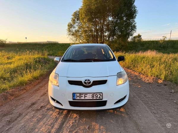 White Toyota Auris 2007 in Vilnius, with an engine capacity of 2.00 L and mileage of 253 thousand km for 1400 €, photo 2 on AUTOMOTO.COM.LV