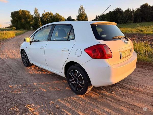 White Toyota Auris 2007 in Vilnius, with an engine capacity of 2.00 L and mileage of 253 thousand km for 1400 €, photo 3 on AUTOMOTO.COM.LV