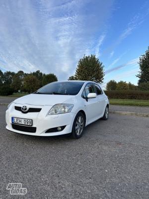 White Toyota Auris 2007 in Kaunas, with an engine capacity of 2.00 L and mileage of 265 thousand km for 1800 €, photo  on AUTOMOTO.COM.LV
