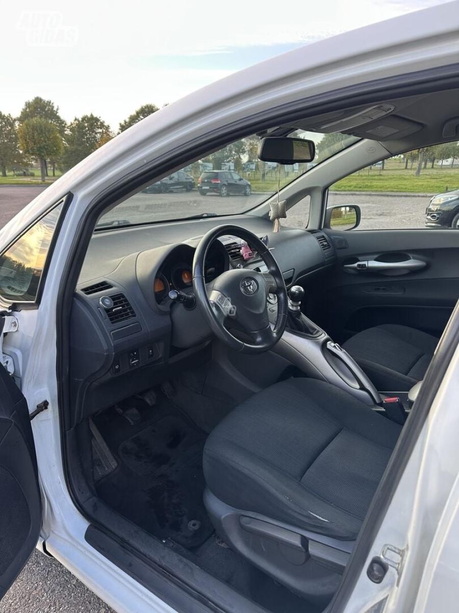 Balts Toyota Auris 2007 Kauņa, ar dzinēja tilpumu 2.00 L un nobraukumu 265 tūkst. km par 1800 €, foto 8 vietnē AUTOMOTO.COM.LV