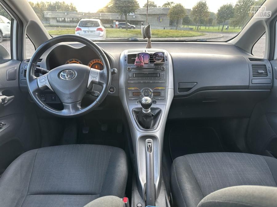 Balts Toyota Auris 2007 Kauņa, ar dzinēja tilpumu 2.00 L un nobraukumu 265 tūkst. km par 1800 €, foto 9 vietnē AUTOMOTO.COM.LV