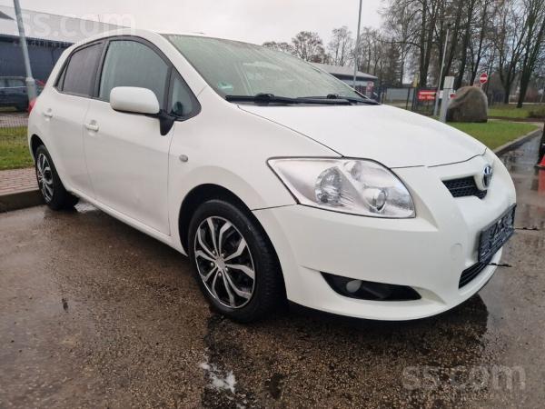 White Toyota Auris 2008 in Ogre, with an engine capacity of 2.00 L and mileage of 205 thousand km for 3970 €, photo 2 on AUTOMOTO.COM.LV