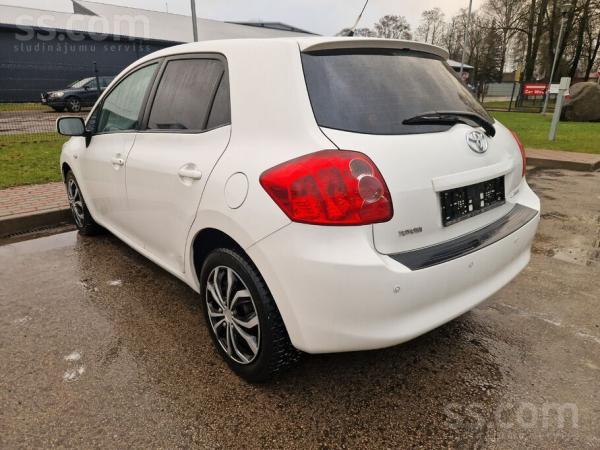 White Toyota Auris 2008 in Ogre, with an engine capacity of 2.00 L and mileage of 205 thousand km for 3970 €, photo 3 on AUTOMOTO.COM.LV