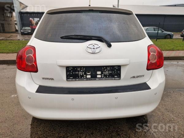 White Toyota Auris 2008 in Ogre, with an engine capacity of 2.00 L and mileage of 205 thousand km for 3970 €, photo 5 on AUTOMOTO.COM.LV