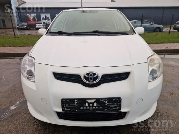 White Toyota Auris 2008 in Ogre, with an engine capacity of 2.00 L and mileage of 205 thousand km for 3970 €, photo 6 on AUTOMOTO.COM.LV