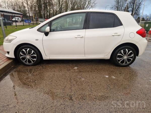 White Toyota Auris 2008 in Ogre, with an engine capacity of 2.00 L and mileage of 205 thousand km for 3970 €, photo 7 on AUTOMOTO.COM.LV