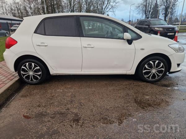 White Toyota Auris 2008 in Ogre, with an engine capacity of 2.00 L and mileage of 205 thousand km for 3970 €, photo 8 on AUTOMOTO.COM.LV