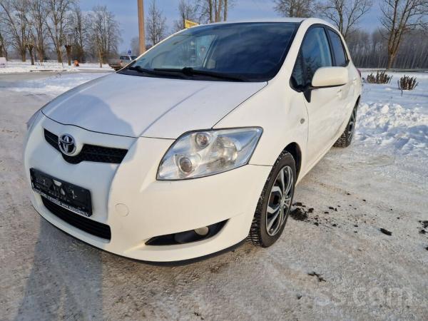 White Toyota Auris 2008 in Ogre, with an engine capacity of 2.00 L and mileage of 205 thousand km for 3970 €, photo 1 on AUTOMOTO.COM.LV