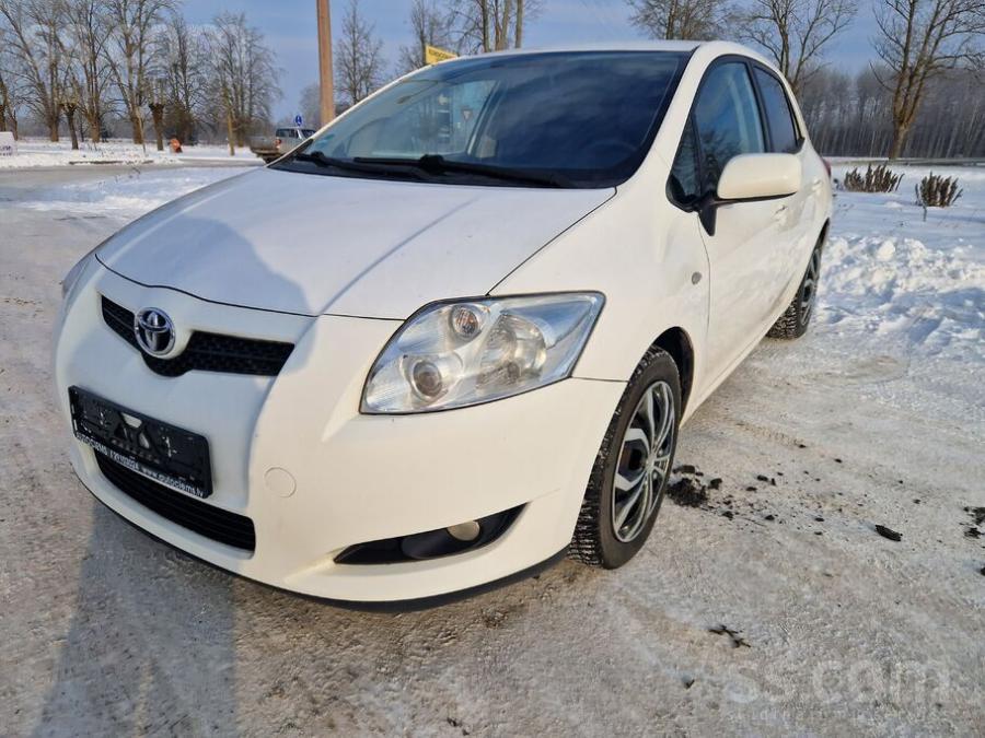 White Toyota Auris 2008 in Ogre, with an engine capacity of 2.00 L and mileage of 205 thousand km for 3970 €, photo 1 on AUTOMOTO.COM.LV