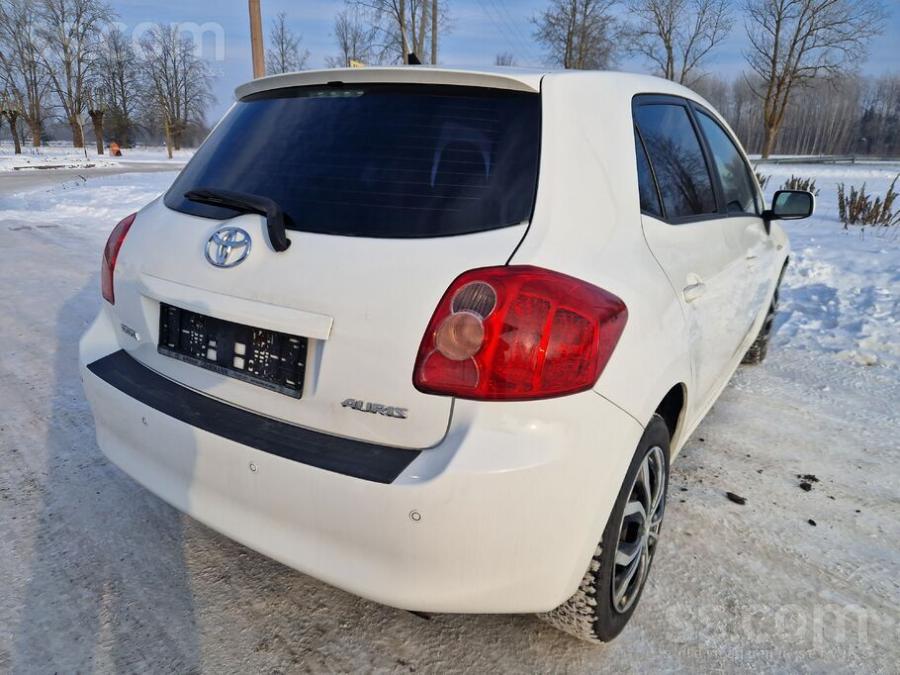 White Toyota Auris 2008 in Ogre, with an engine capacity of 2.00 L and mileage of 205 thousand km for 3970 €, photo 2 on AUTOMOTO.COM.LV