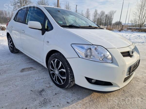 White Toyota Auris 2008 in Ogre, with an engine capacity of 2.00 L and mileage of 205 thousand km for 3970 €, photo 3 on AUTOMOTO.COM.LV