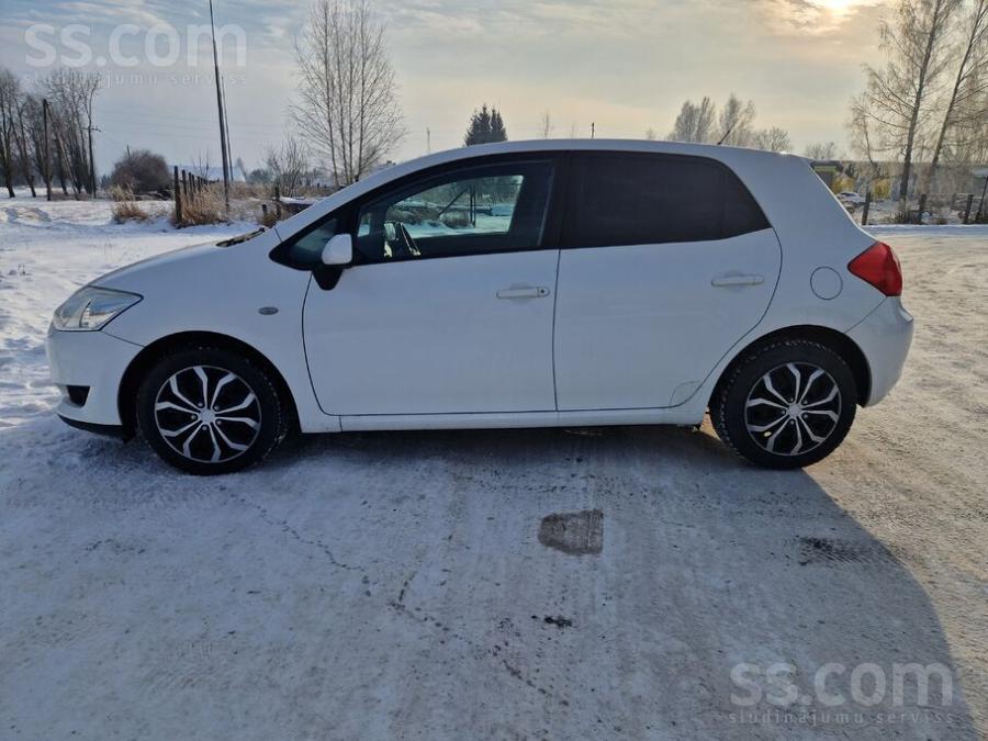 White Toyota Auris 2008 in Ogre, with an engine capacity of 2.00 L and mileage of 205 thousand km for 3970 €, photo 6 on AUTOMOTO.COM.LV