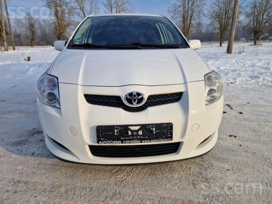 White Toyota Auris 2008 in Ogre, with an engine capacity of 2.00 L and mileage of 205 thousand km for 3970 €, photo 7 on AUTOMOTO.COM.LV