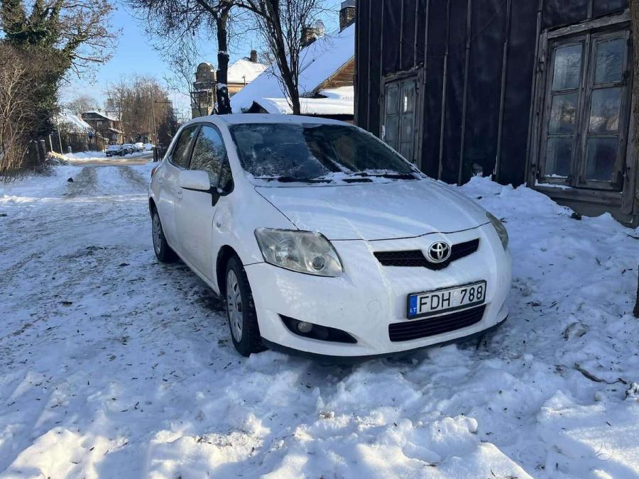 White Toyota Auris 2008 in Vilnius, with an engine capacity of 1.36 L and mileage of 205 thousand km for 1450 €, photo 1 on AUTOMOTO.COM.LV