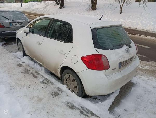 White Toyota Auris 2008 in Vilnius, with an engine capacity of 2.00 L and mileage of 285 thousand km for 900 €, photo 1 on AUTOMOTO.COM.LV