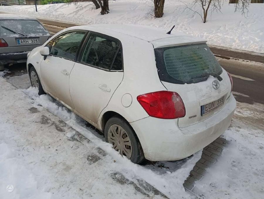 White Toyota Auris 2008 in Vilnius, with an engine capacity of 2.00 L and mileage of 285 thousand km for 900 €, photo 1 on AUTOMOTO.COM.LV