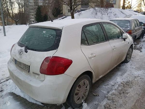 White Toyota Auris 2008 in Vilnius, with an engine capacity of 2.00 L and mileage of 285 thousand km for 900 €, photo 2 on AUTOMOTO.COM.LV
