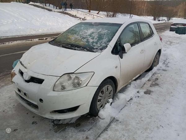 White Toyota Auris 2008 in Vilnius, with an engine capacity of 2.00 L and mileage of 285 thousand km for 900 €, photo 3 on AUTOMOTO.COM.LV