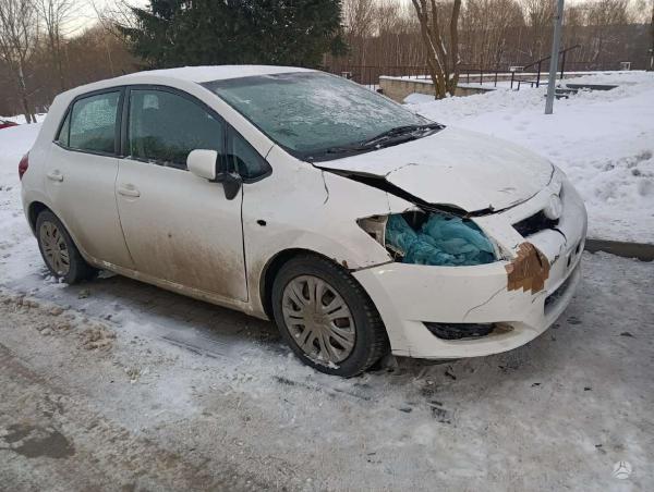 White Toyota Auris 2008 in Vilnius, with an engine capacity of 2.00 L and mileage of 285 thousand km for 900 €, photo 5 on AUTOMOTO.COM.LV