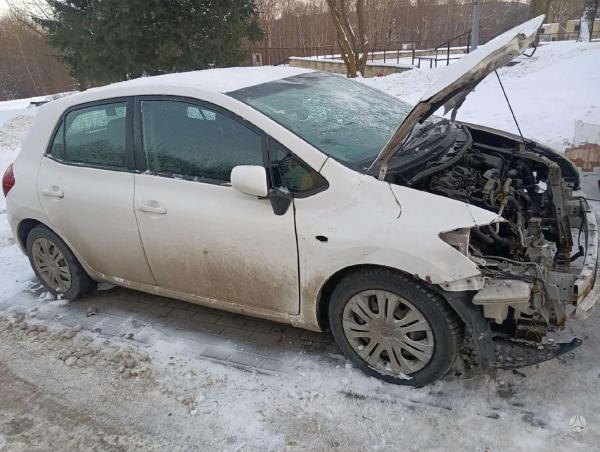 White Toyota Auris 2008 in Vilnius, with an engine capacity of 2.00 L and mileage of 285 thousand km for 900 €, photo 8 on AUTOMOTO.COM.LV