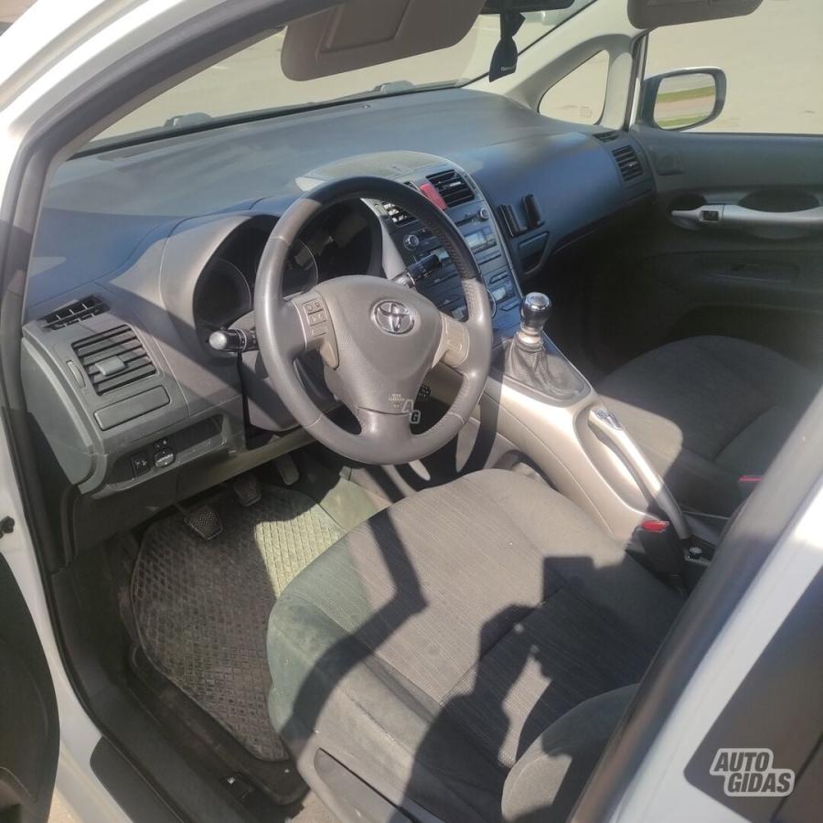 Balts Toyota Auris 2008 Klaipėda, ar dzinēja tilpumu 2.00 L un nobraukumu 272 tūkst. km par 1999 €, foto 8 vietnē AUTOMOTO.COM.LV