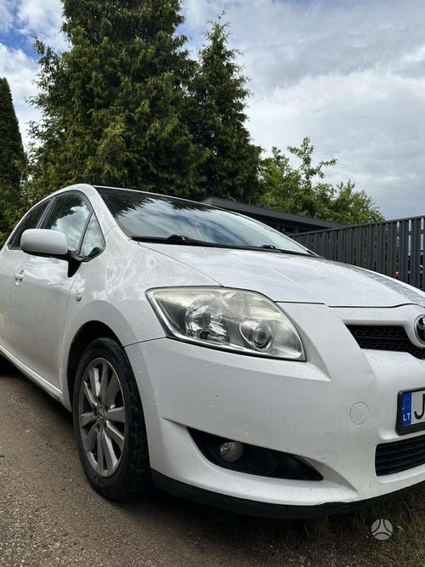 White Toyota Auris 2008 in Kaunas, with an engine capacity of 2.00 L and mileage of 262 thousand km for 2000 €, photo 1 on AUTOMOTO.COM.LV