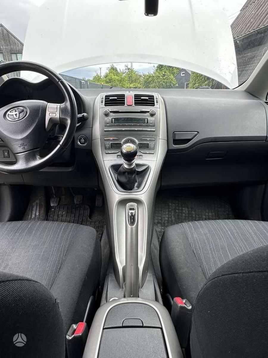 Balts Toyota Auris 2008 Kauņa, ar dzinēja tilpumu 2.00 L un nobraukumu 262 tūkst. km par 2000 €, foto 14 vietnē AUTOMOTO.COM.LV