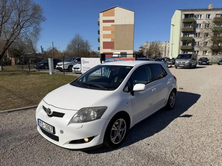 Balts Toyota Auris 2008 Ventspils, ar dzinēja tilpumu 2.20 L un nobraukumu 346 tūkst. km par 1500 €, foto 1 vietnē AUTOMOTO.COM.LV