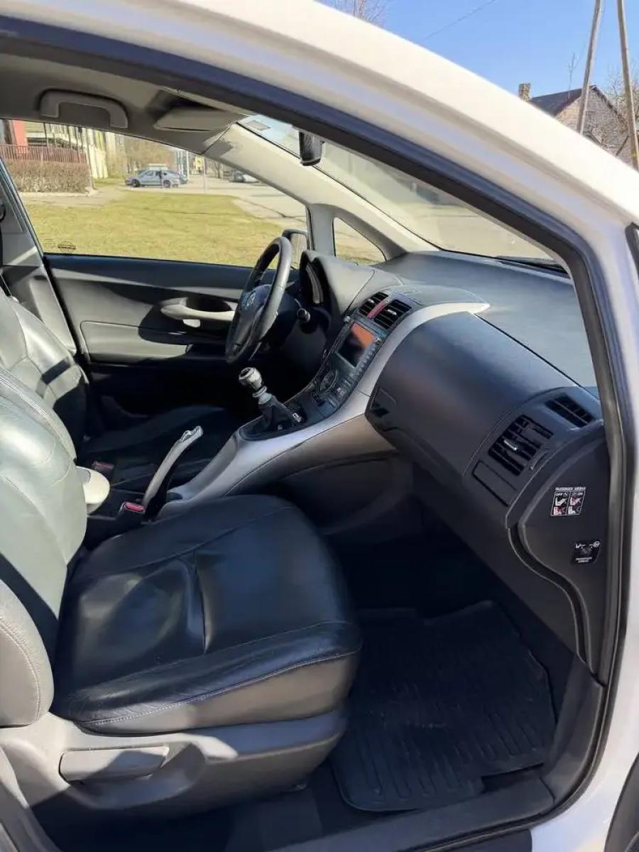 Balts Toyota Auris 2008 Ventspils, ar dzinēja tilpumu 2.20 L un nobraukumu 346 tūkst. km par 1500 €, foto 15 vietnē AUTOMOTO.COM.LV