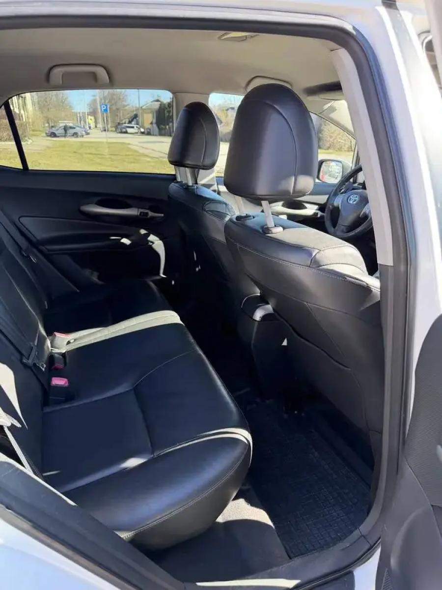 Balts Toyota Auris 2008 Ventspils, ar dzinēja tilpumu 2.20 L un nobraukumu 346 tūkst. km par 1500 €, foto 17 vietnē AUTOMOTO.COM.LV