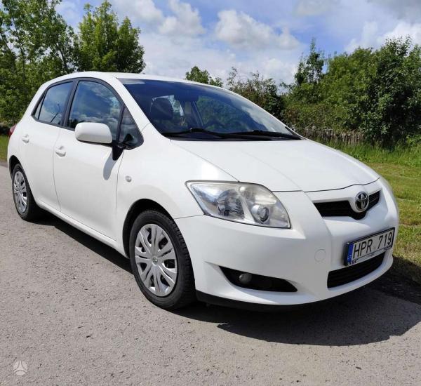 White Toyota Auris 2008 in Siauliai, with an engine capacity of 2.00 L and mileage of 301 thousand km for 1999 €, photo 1 on AUTOMOTO.COM.LV